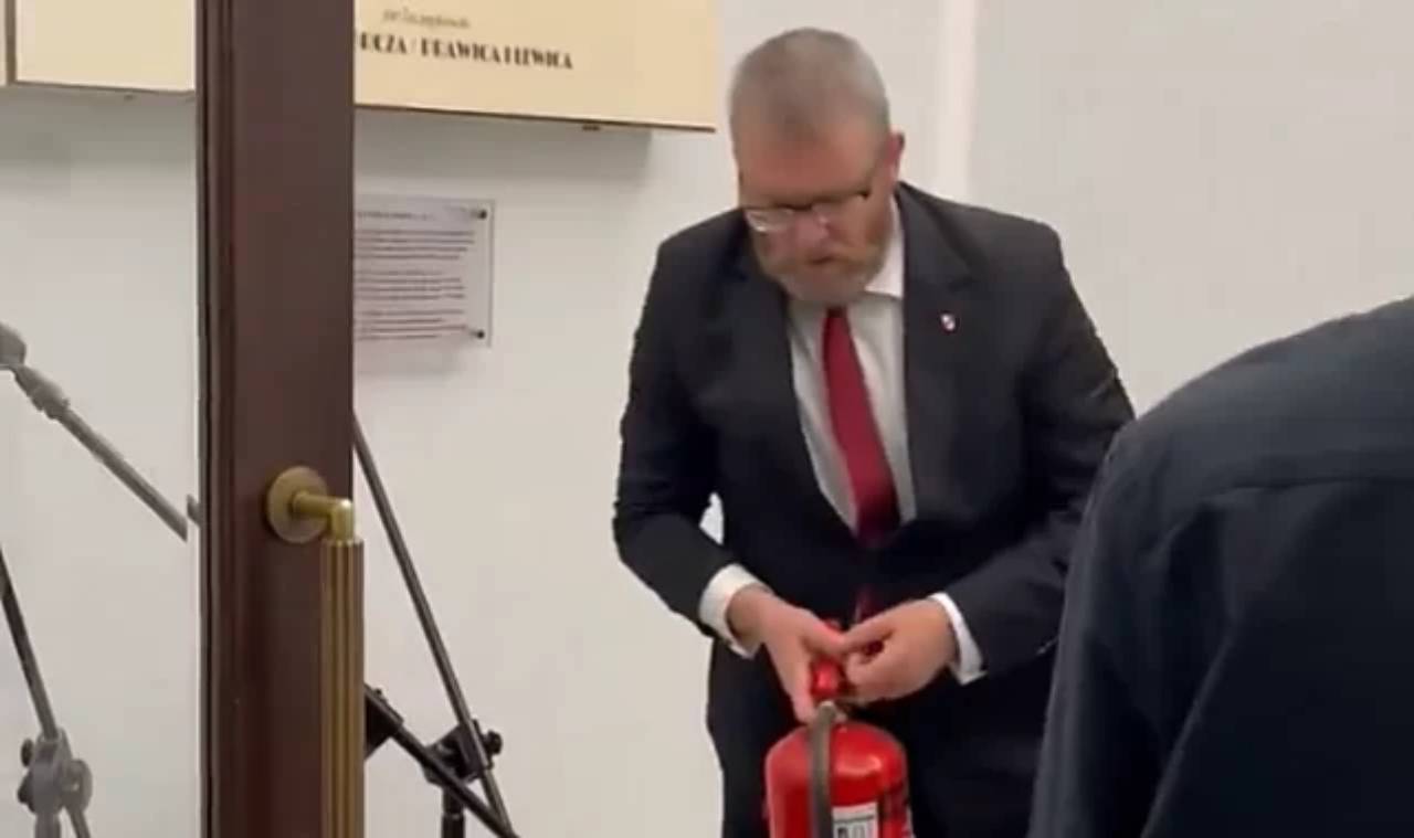 Polonya'da Aşırı Sağcı Genel Başkan, Hanuka Bayramı'nda Yedi Kollu ...