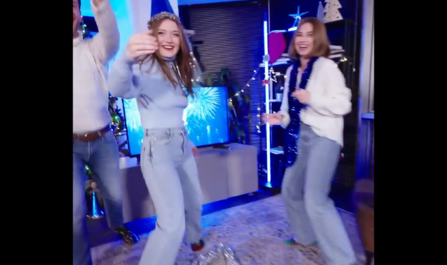 Bu da Oldu: 'Görünmez Bira'lı Yılbaşı Reklamı - Haberler - TamgaTürk