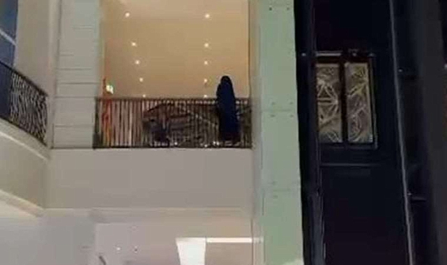 Konya'da 19 Yaşındaki Genç Kız, AVM'nin 3.Katından Atlayarak İntihar ... Konya'da 19 Yaşındaki Genç Kız, AVM'nin 3.Katından Atlayarak İntihar ...